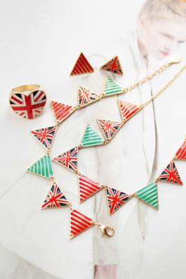 China Ornamentos del paño de los collares de la bandera del triángulo de la joyería de la moda en venta