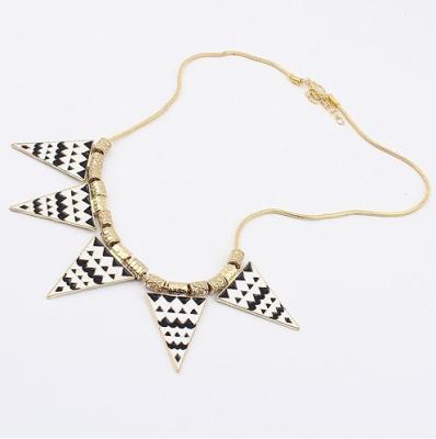 China Forme a metal de la joyería el triángulo punky con los ornamentos negros del paño del collar de la ondulación en venta
