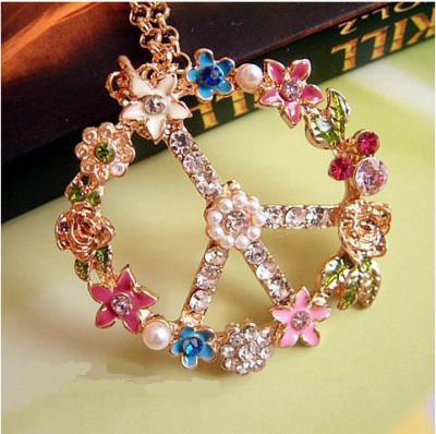 China Forme las flores del metal de la joyería con los ornamentos pendientes del paño del collar de los diamantes en venta