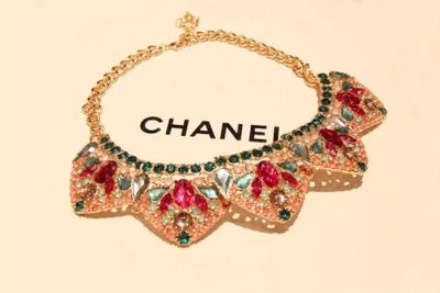 China Forme a mujeres de la joyería el collar del ahogador con los diamantes coloridos, ornamentos del paño en venta