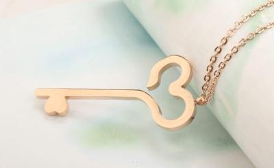 China Collares color de rosa del chapado en oro del acero titanium pendiente del collar de la llave de la joyería de las mujeres de la moda en venta
