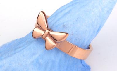 China Forme a mujeres la joyería anillo de finger plateado el oro de acero titanium de las bandas del bowknot del anillo 14K en venta