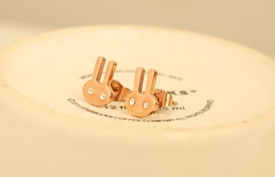 China El oro color de rosa del pendiente de acero titanium de la joyería de las mujeres de la moda plateó el pendiente del perno prisionero del conejo en venta