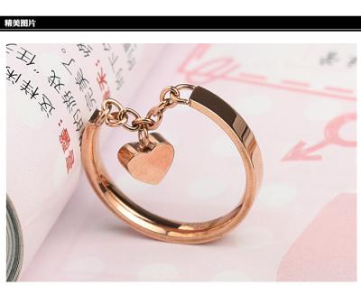 China El oro color de rosa del anillo de acero titanium de la joyería de las mujeres de la moda plateó el anillo de finger del corazón del amor en venta