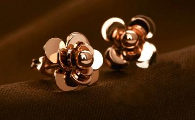 China Pendiente color de rosa plateado oro de acero titanium del perno prisionero de la flor del pendiente 14K de la joyería de las mujeres de la moda en venta
