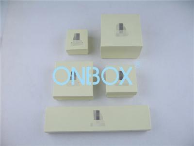 China Guardas-joias brancas do cartão de veludo para o anel, colar, bracelete, brinco à venda