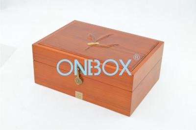 Cina Contenitori di regalo su ordinazione del prodotto di legno solido/contenitore di regalo d'imballaggio con il modello del basso-relievo in vendita