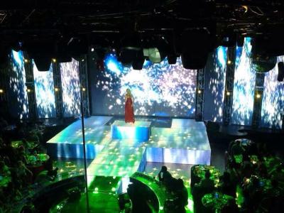 Cina luce Dance Floor di 6.25mm RGB LED per la prestazione della fase con telecomando senza fili in vendita