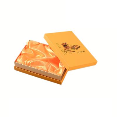 Cina Contenitore di regalo di carta duro che imballa con il raso dell'oro allineato in vendita