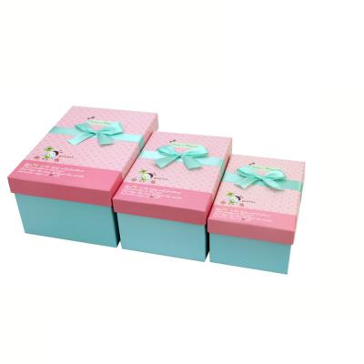 Cina Contenitore di regalo su ordinazione dell'amica che imballa l'imballaggio duro del cartone di rosa dell'arco con il coperchio in vendita