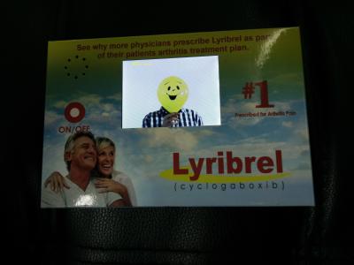 China Tarjeta de felicitación video promocional del folleto de CMYK LCD con la batería recargable en venta