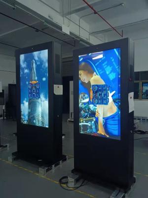 China Display de señalización digital LCD de pie en el suelo para publicidad vertical al aire libre 2500Cd/m2 en venta