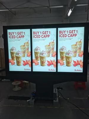 China Display de señalización digital LCD de pie en el suelo para publicidad vertical al aire libre 2500Cd/m2 en venta