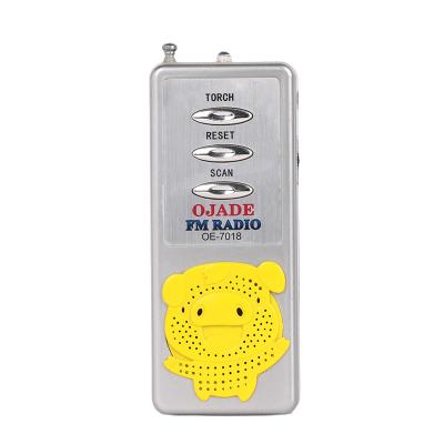 Cina OEM portatile LOGO Promotional di Mini Pocket della radio tenuta in mano di FM del maiale del fumetto in vendita