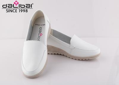 Cina Slittamento del cuoio genuino sulle scarpe di lavoro dell'infermiere del tacco a zeppa con il rivestimento della pelle di maiale per le donne in vendita