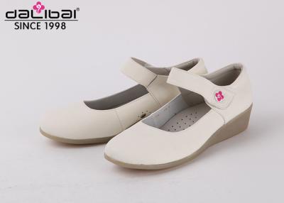 Cina Scarpe di lavoro dell'infermiere del tacco a zeppa del cuoio genuino con la cinghia per le donne con il certificato di BSCI in vendita