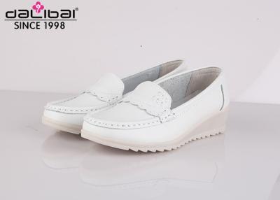 Cina Slittamento del cuoio TPR della mucca di DALIBAI sulle scarpe di lavoro bianche dell'infermiere con il tallone per il lavoro delle cliniche in vendita