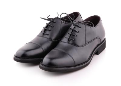 Cina Il cuoio nero classico della mucca ha indicato le scarpe di vestito di cuoio dal dito del piede per gli uomini con i pizzi in vendita