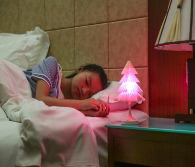 Cina La festa di RGB del sensore di tocco ha condotto la luce notturna con progettazione dell'albero di Natale in vendita