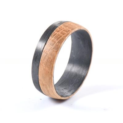 Cina Anello a cupola in fibra di carbonio nera per matrimonio con intarsio in legno di botte di whisky naturale carbonizzato per uomo in vendita