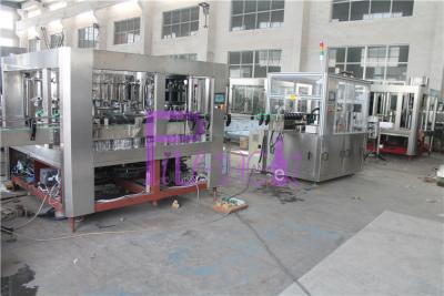 Chine 2 dans 1 machine de remplissage de bouteilles de Monoblock pour les boîtes en plastique à vendre