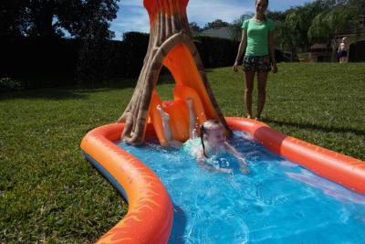 Cina piscina gonfiabile all'aperto di 6.4kg Volcano Fountain 227L per i bambini in vendita