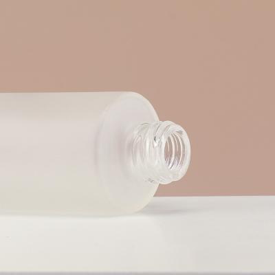 Cina La pompa di vetro della lozione del cilindro imbottiglia i contenitori liquidi vuoti del fondamento della radura 30ml in vendita