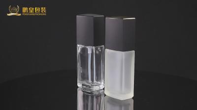 China Mattglas-flüssige Grundierung füllt leeres für Kosmetik mit Pumpe ab zu verkaufen