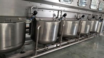 Cina Attrezzatura di produzione multifunzionale dell'acqua in bottiglia di 3/5 galloni per le bottiglie differenti in vendita