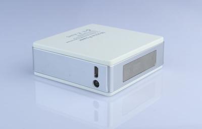 China Slanke Witte de Machtsbank 8400mah Mini Draagbare Powerbank van Noodsituatie Dubbele USB Te koop