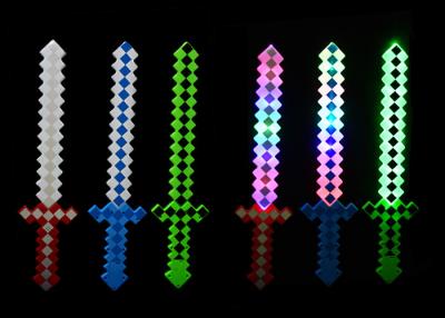 China A novidade Minecraft ilumina acima o brinquedo da espada de Minecraft da forma da espada com som à venda