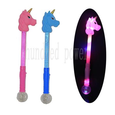 Cina L'unicorno di plastica accende la dimensione della palla della bacchetta 6cm della luce di magia del giocattolo 52CM della bacchetta in vendita