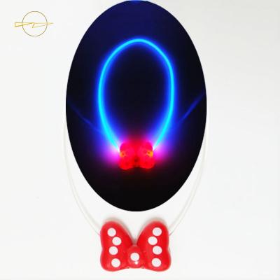 China El plástico llevado corbata de lazo del collar que destella enciende para arriba el collar 2 LED del cumpleaños en venta