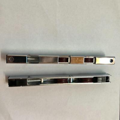 China Rolamento de porta ajustável de roda de nylon revestida de zinco durável para operação de porta sem esforço à venda