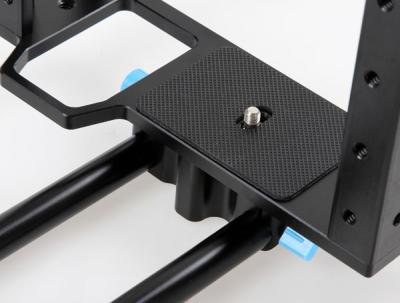 Cina Gabbie convenienti uniche di stabilità DSLR con l'impianto di perforazione del blocchetto di 15mm Rod in vendita