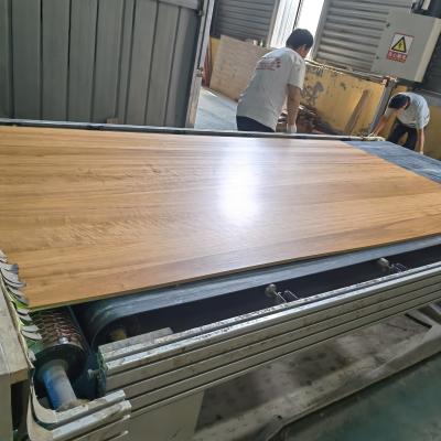 中国 高光沢UVコーティング FSC認証と水分含有率8%~12%のポップルボード 販売のため
