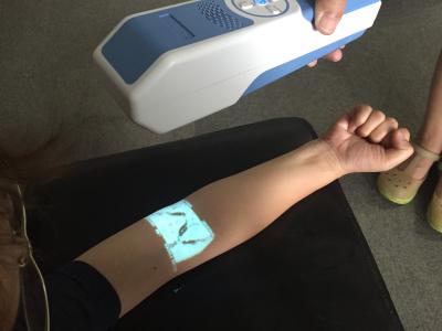 中国 人間に無害な850 nmのほぼ赤外線ライトが付いている小型携帯用手持ち型のInfaredの静脈のファインダーの静脈のロケータ 販売のため