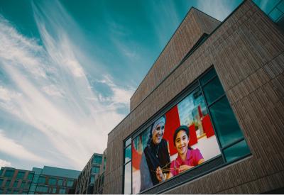 Cina Il colore pieno dell'interno di P8 LED della parete all'aperto senza frontiere senza cuciture dello schermo TV ha condotto l'esposizione in vendita