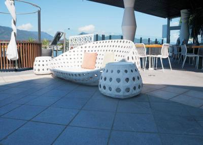 Cina Mobilia all'aperto del patio del PE di lettini rotondi bianchi del rattan con anti UV in vendita