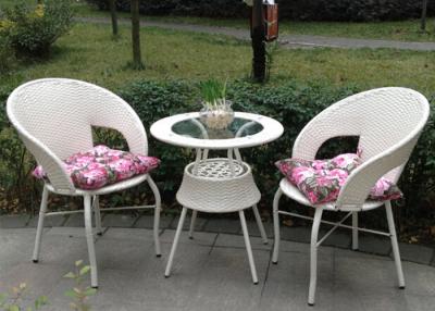 Cina Sedie del rattan di bianco 2 con la Tabella, mobilia all'aperto della caffetteria in vendita