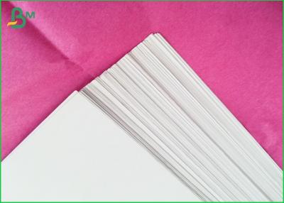 China Humedad brillante lisa del papel revestido 5.5-7.0% de la pulpa de madera de la Virgen para la impresión en offset en venta