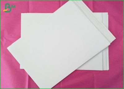 Chine Papier non-enduit réutilisé 60gsm et 70gsm d'impression offset pour l'écriture littérale douce à vendre