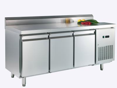 Cina frigorifero professionale amichevole di serie di 350L Eco con lo schienale, tre porte sotto il contro frigorifero in vendita