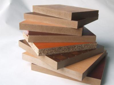 中国 1220*2440mm Melamine mdf.Melamine Board 18mm White Melamine MDF board 販売のため