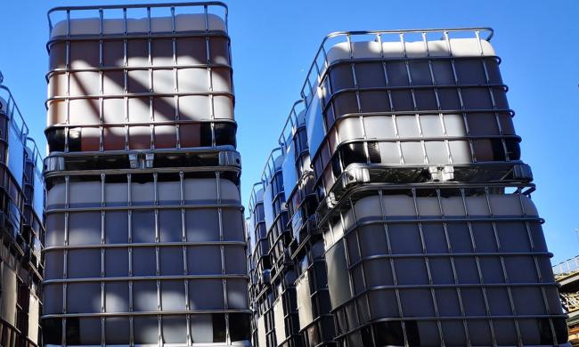 Q25 chemical foaming agent packaging in IBC drums