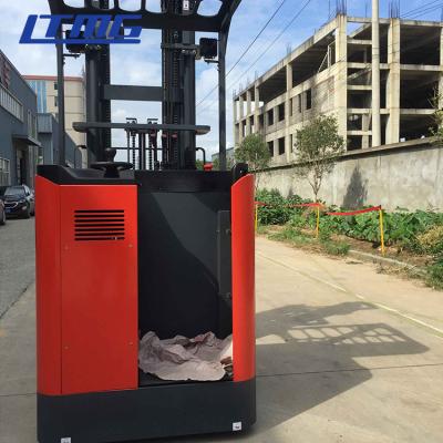 Cina carrello elevatore elettrico messo dell'impilatore del camion di portata 2ton con il dispositivo spostatore laterale di altezza di 7.2m in vendita