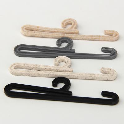 China A peúga plástica amigável de Eco engancha CCM60 o trigo Straw Material Small Plastic Hanger à venda