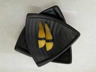 Chine La vaisselle d'imitation de porcelaine place le poids noir 344g de la longueur 20cm de Triangle-forme de couleur à vendre