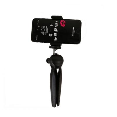 Cina New 360 degree rotating cell phone mini camera tripod selfie stick in vendita