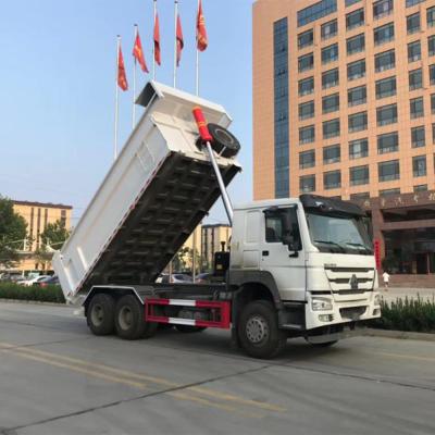 Cina Camioncino di benzina da 300L Sinotruck HOWO 6X4 Camioncino di scarico con sollevamento pompa cilindrica idraulica in vendita